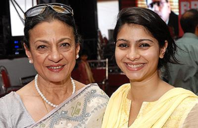 Tanuja Height, Weight, Age, Biography, Husband More